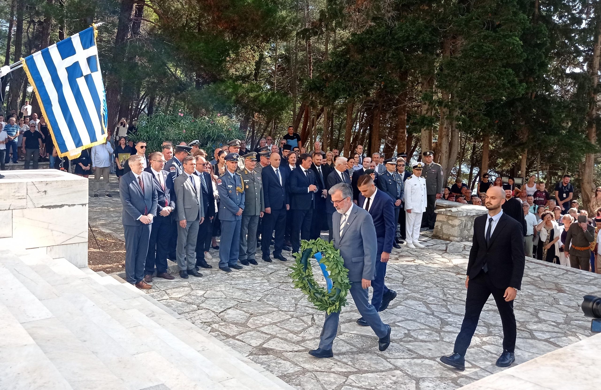 Στο Σέρβικο Μαυσωλείο του Βίδο τίμησαν τη μνήμη των Σέρβων πεσόντων ...